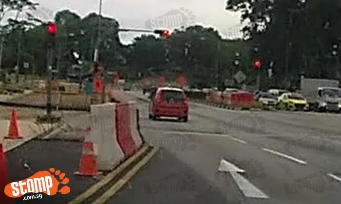 Driver does not even attempt to stop for red light at Clementi Rd ...