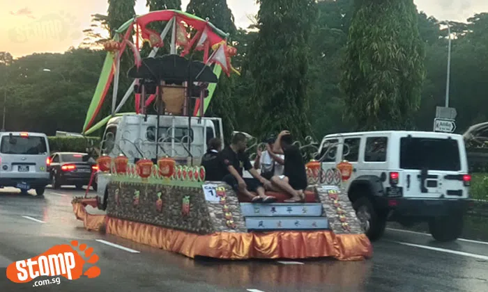 Imagine what would happen if this lorry stops abruptly | STOMP