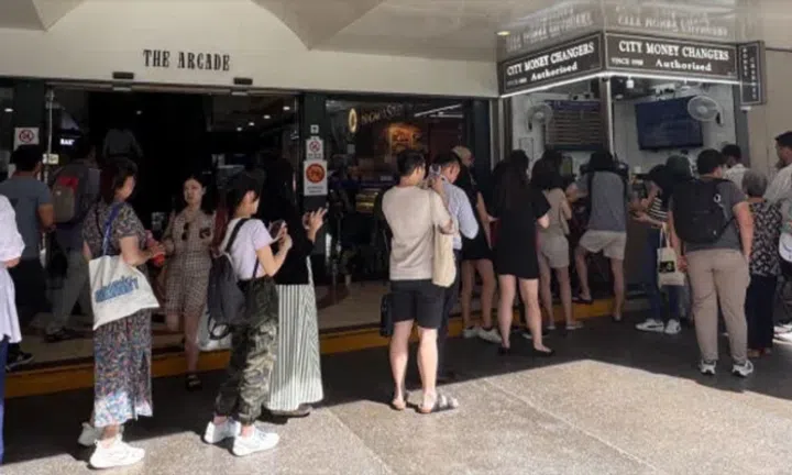 Long queues at S'pore money changers as yen falls to record low | STOMP