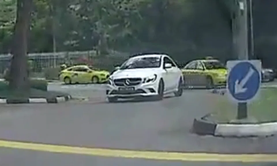 Yet another Merc driver goes against traffic -- but this one realises ...