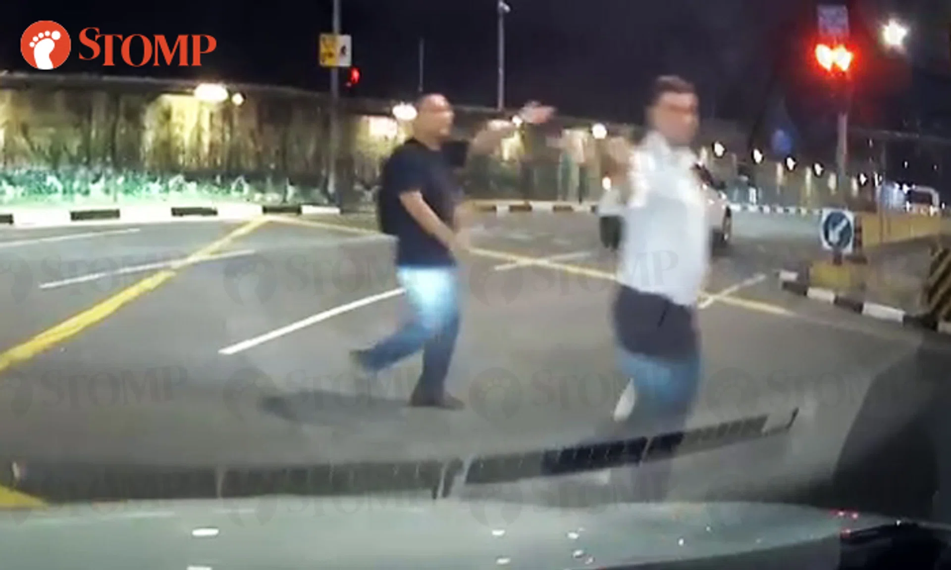 Anyhow cross road, but still dare to flash middle finger and gesture at ...