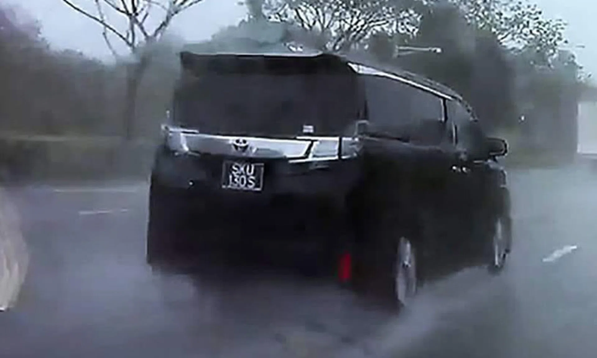 Toyota driver swerves in and out of lanes on PIE during heavy rain ...