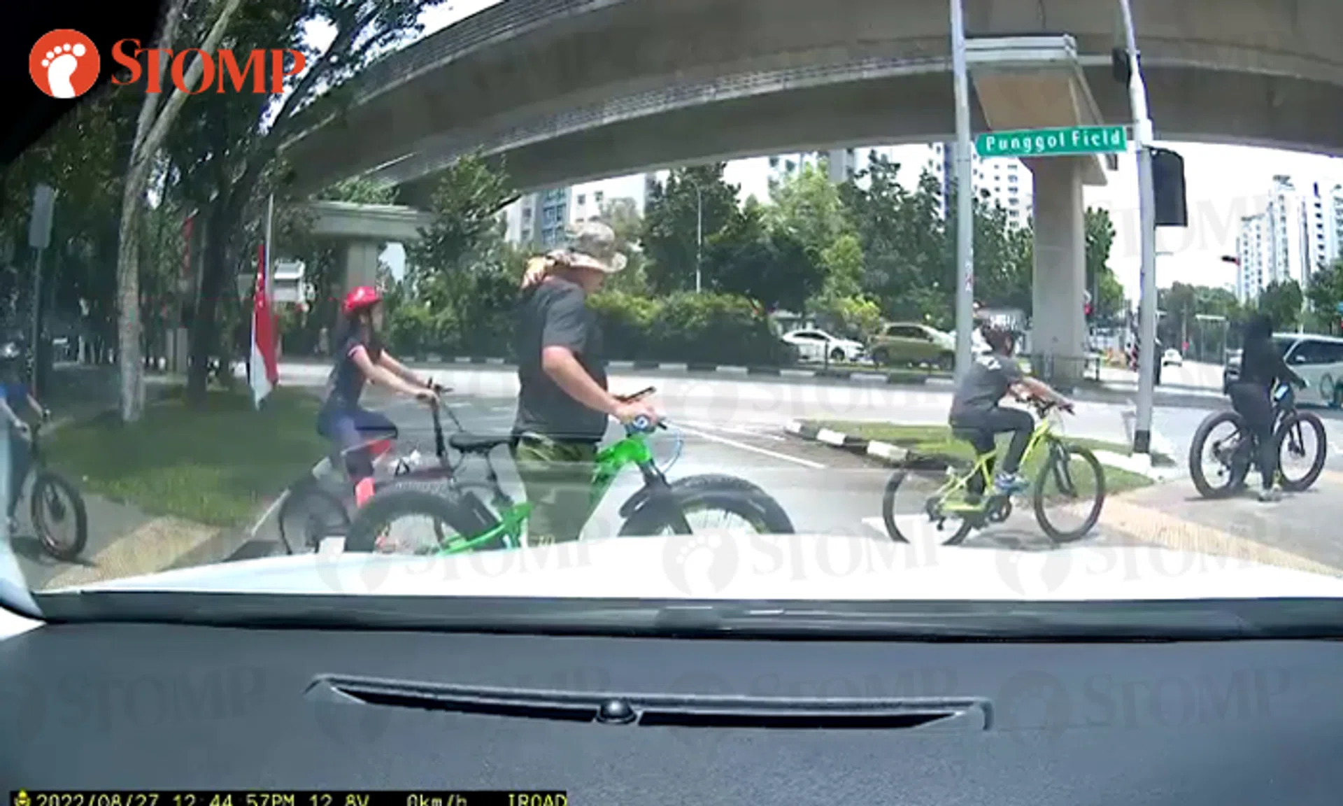 Cyclist blocks traffic at Punggol zebra crossing so that his family can ...
