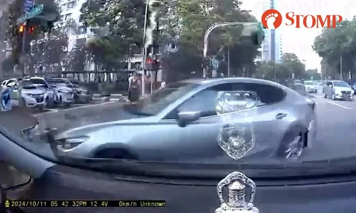 Mazda making discretionary right turn at Sengkang junction nearly hits ...