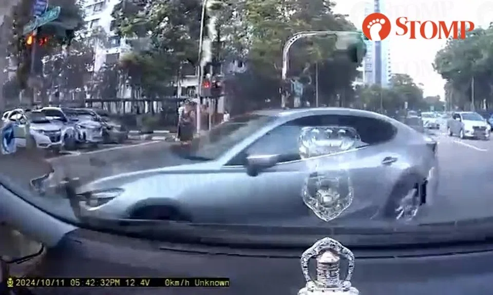 Mazda making discretionary right turn at Sengkang junction nearly hits ...