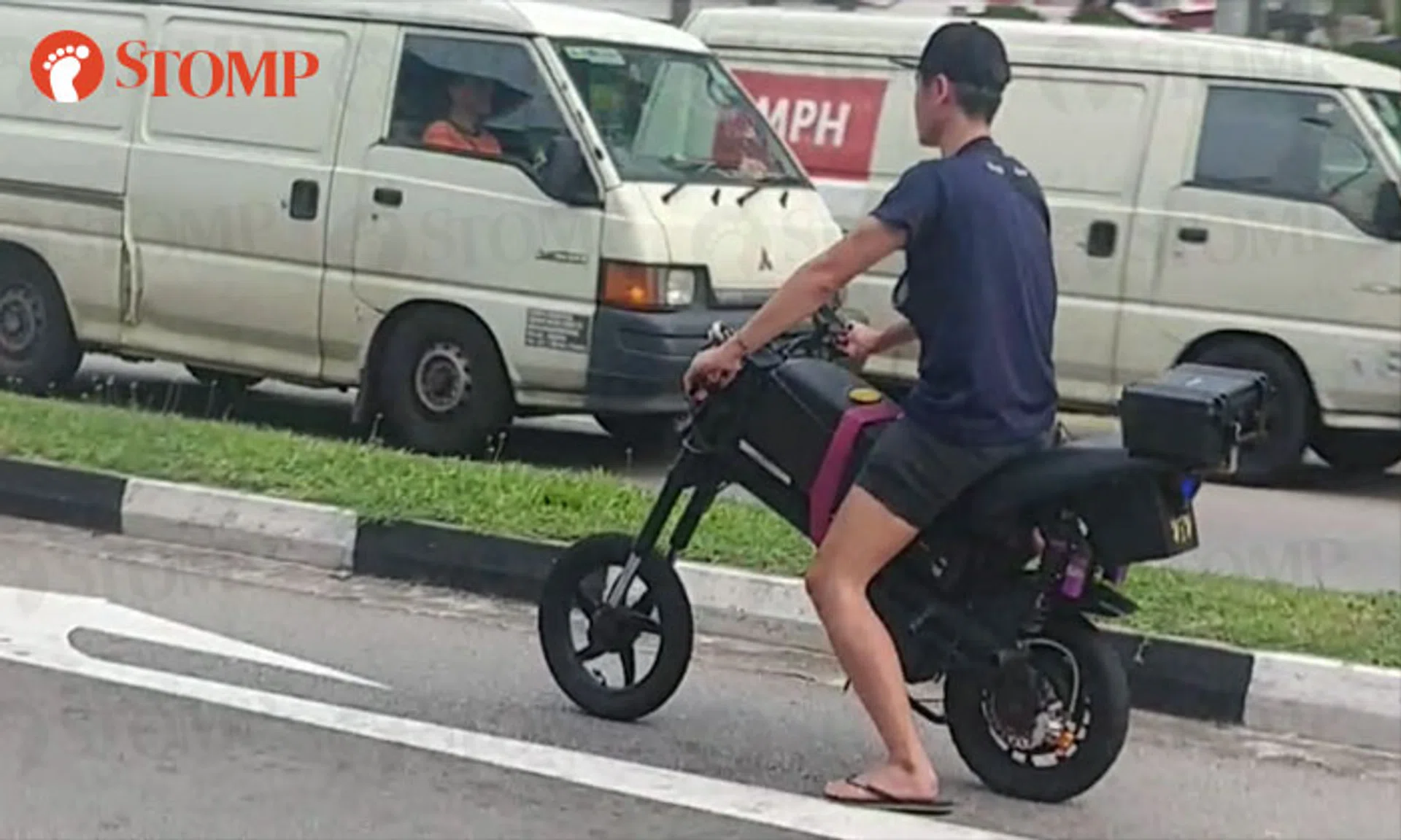 E-bike or motorbike? Guy rides without helmet along Yishun Central | STOMP