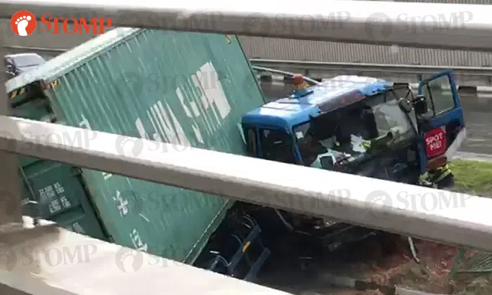 Trailer crashes through road divider, knocks down lamp post after ...