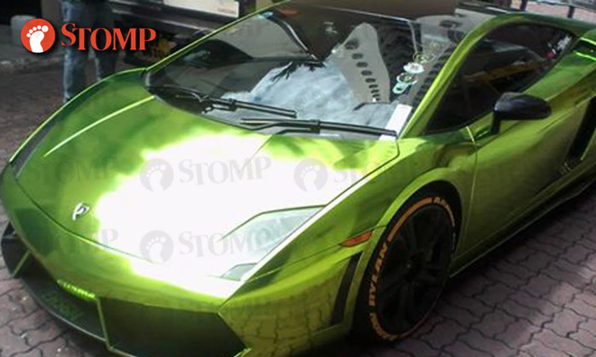 Expensive lesson for owner of flashy green Lambo who parked at loading ...
