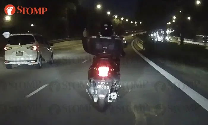 Motorcyclist flashes middle finger after getting high-beamed for ...