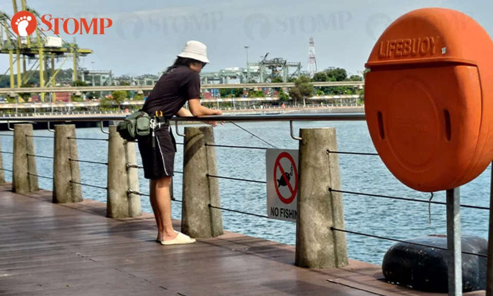 Man blatantly fishes outside VivoCity despite 'no fishing' signs | STOMP
