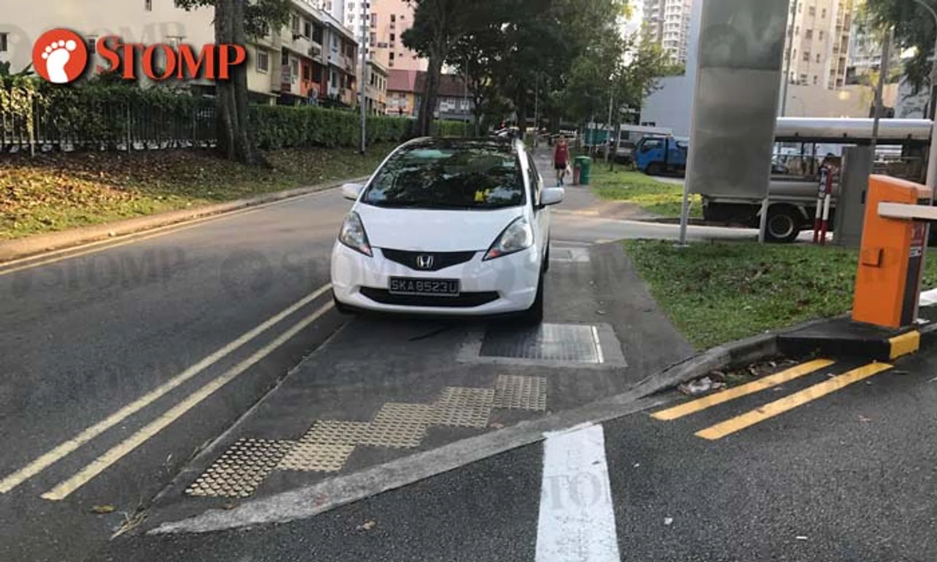 'Genius' driver parks on walkway -- right in front of two carparks | STOMP
