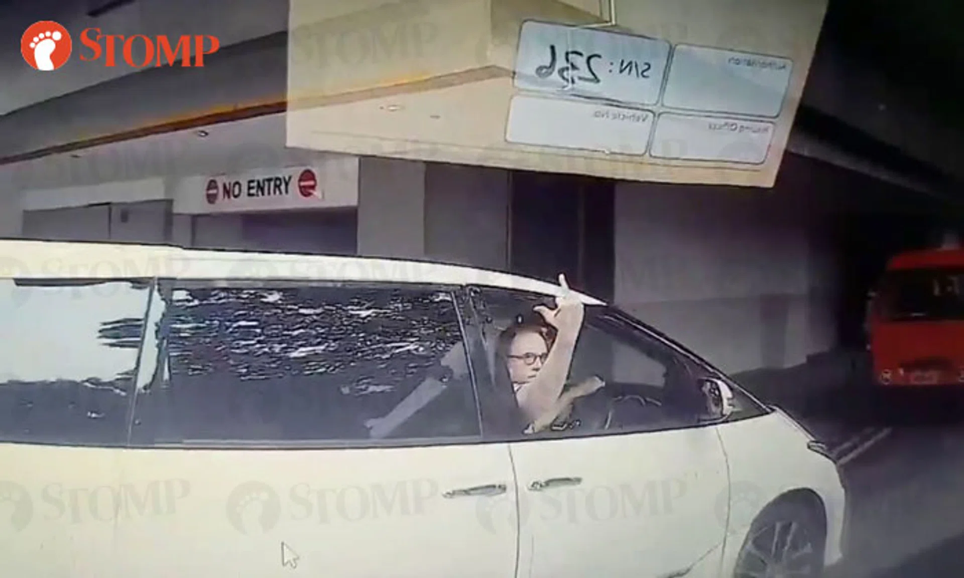 Man flashes middle finger at driver after entering wrong lane to get into Mandarin Orchard's ...