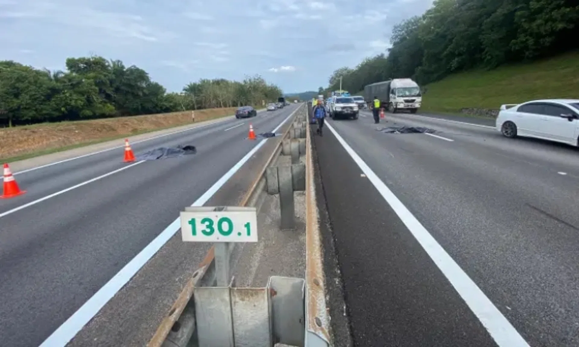 S'porean woman and M'sian man on motorcycle killed after crashing into road divider in Johor | STOMP