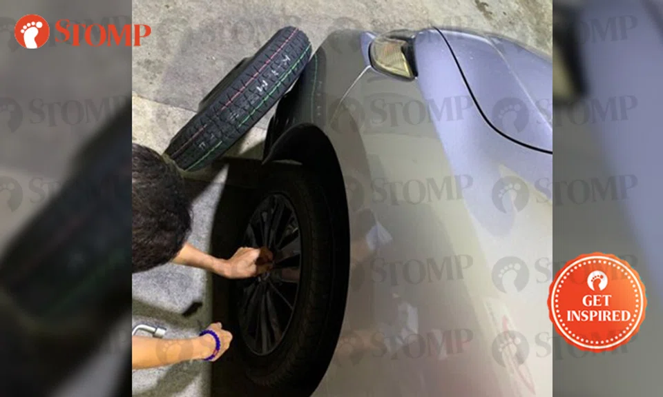 Kind soul helps woman to change flat tyre at..., Latest News - STOMP
