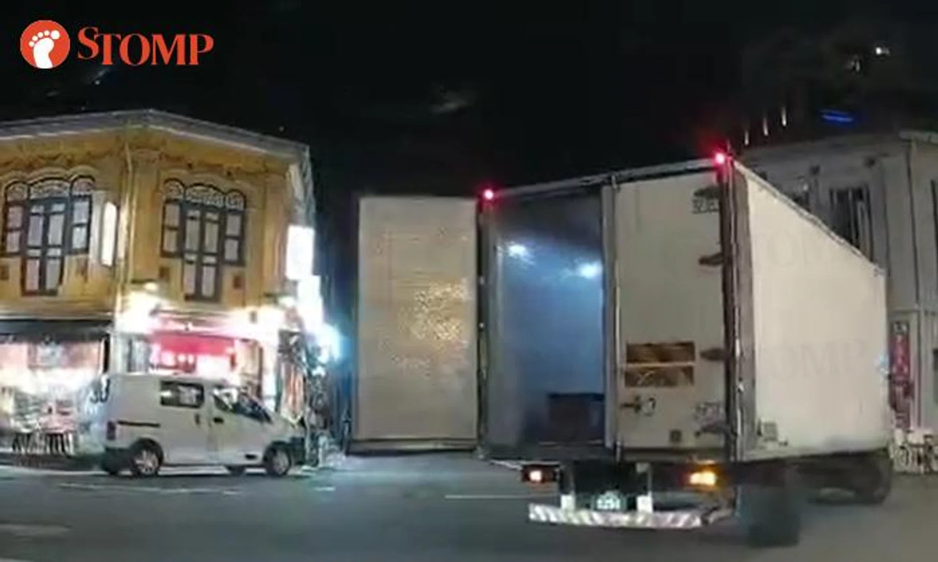 Driver chases down lorry that damaged parked Audi after its rear doors ...