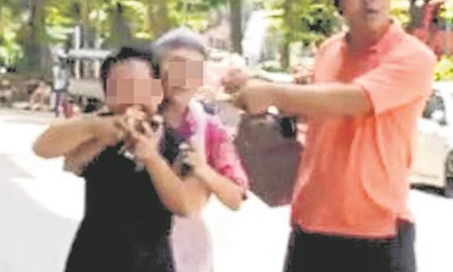 Chinese woman tosses food at Kaki Bukit stall owner after request for ...