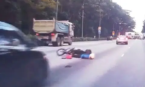Biker lies motionless in middle of busy road after accident on PIE | STOMP