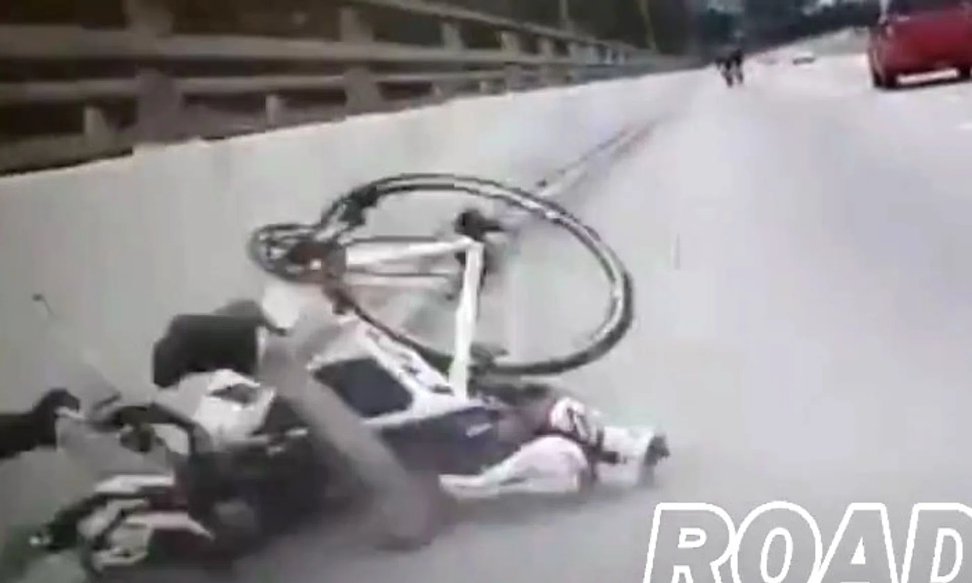 Cyclist crashes into road barrier, thrown off bicycle after filtering ...