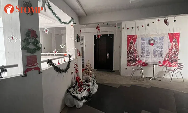 Punggol resident spreads festive cheer with corridor Christmas decorations | STOMP