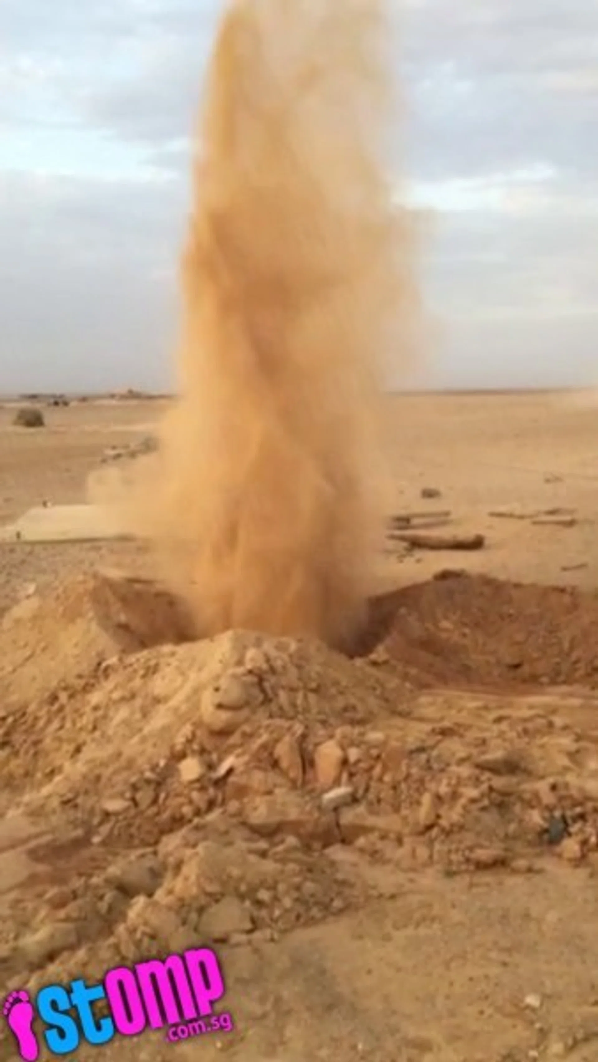 Bizarre hole in Saudi Arabia ejects everything that is thrown into it ...