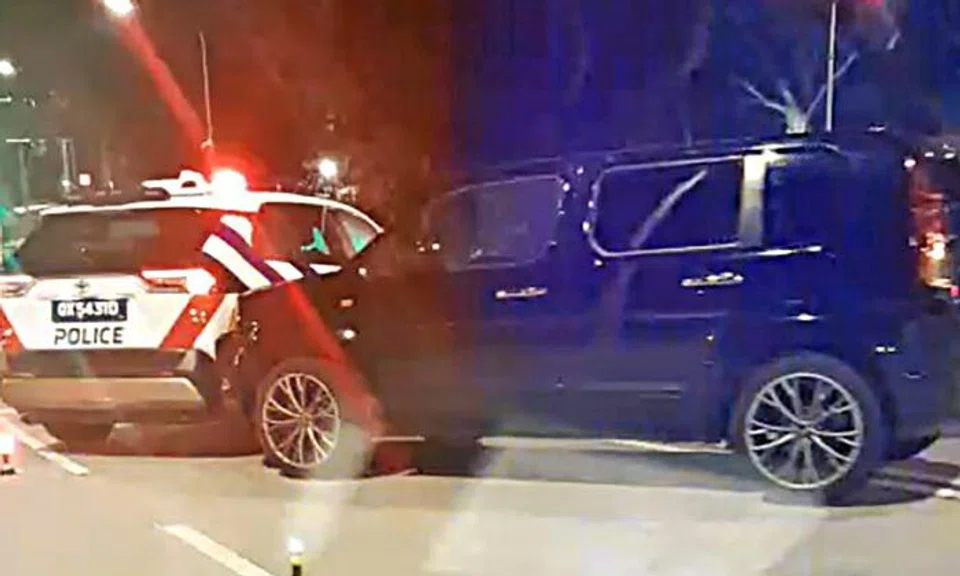 Drunk driver parks in middle of the road, panics when questioned by ...