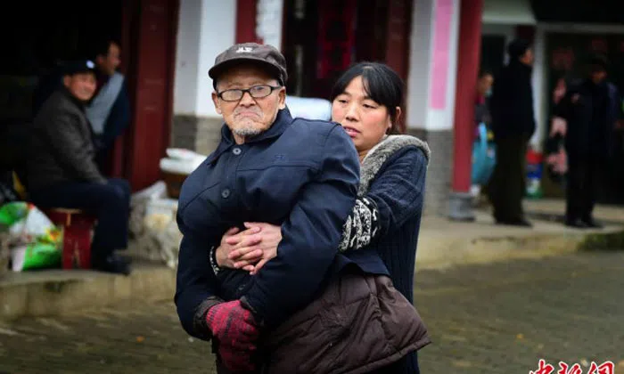 Devoted daughter carries paralysed dad out for walks on the street ...