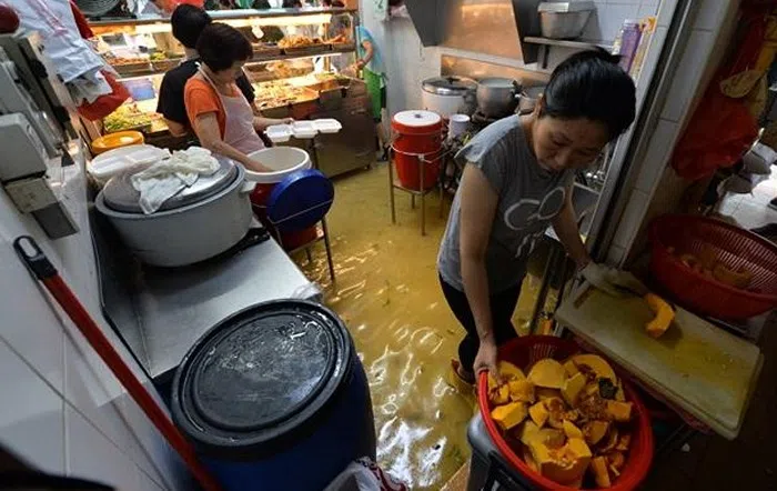 Toa Payoh hawker centre turns into pool due to clogged drain | STOMP