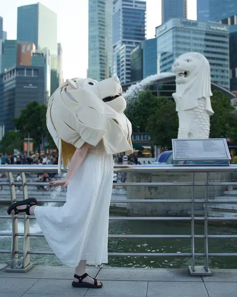 Woman dresses up as Merlion to visit Merlion, confusing some tourists ...