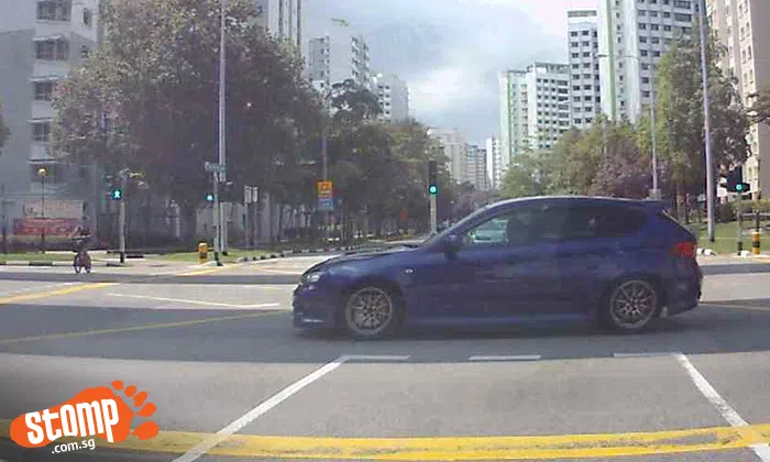 Reckless Subaru driver beats red light at intersection and narrowly ...