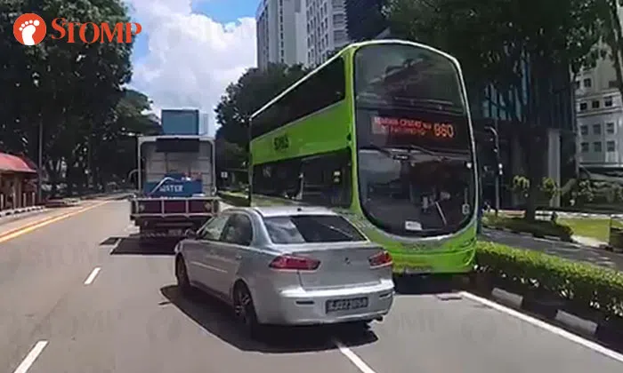 SMRT bus captain who drove against traffic at Victoria St suspended | STOMP