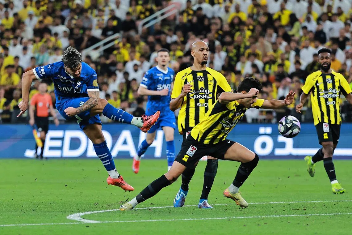 Benzema helps Ittihad secure 4-1 thrashing over title rivals Al-Hilal ...