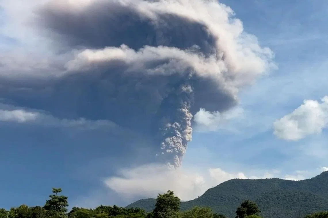 Indonesia’s Lewotobi Laki-laki volcano erupts, spewing 1km-high ash ...