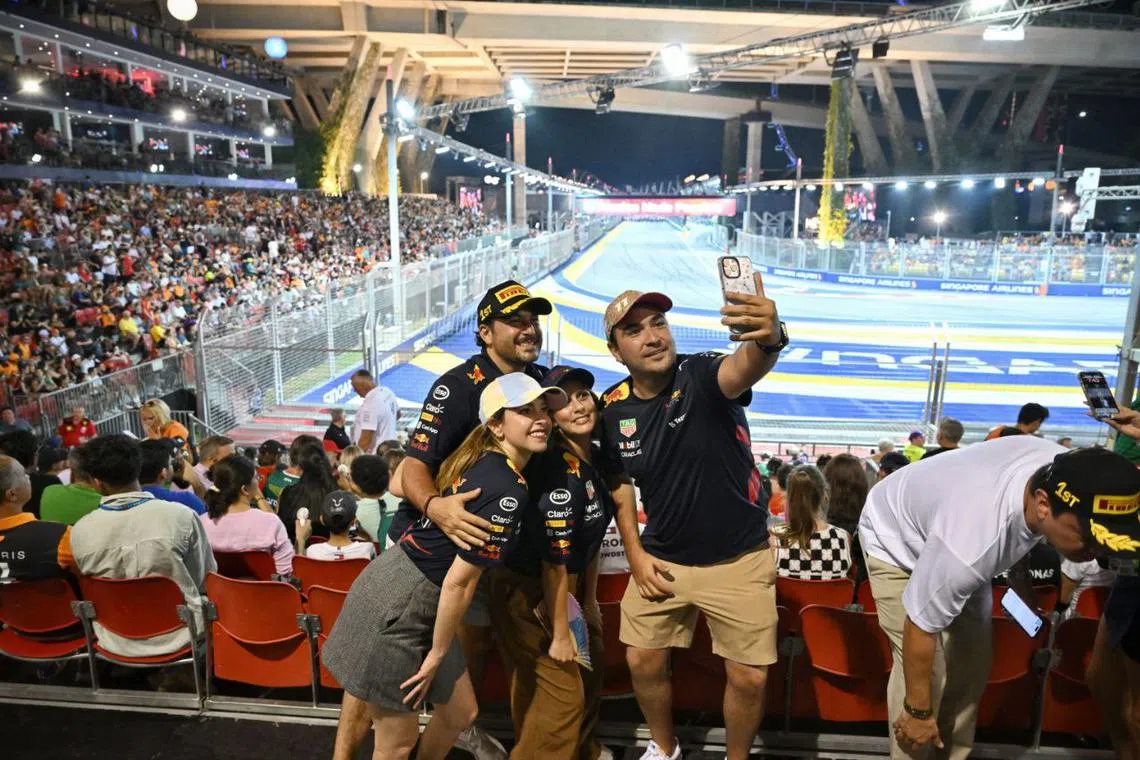F1 Singapore Grand Prix welcomes sold-out crowd of more than 269,000 ...