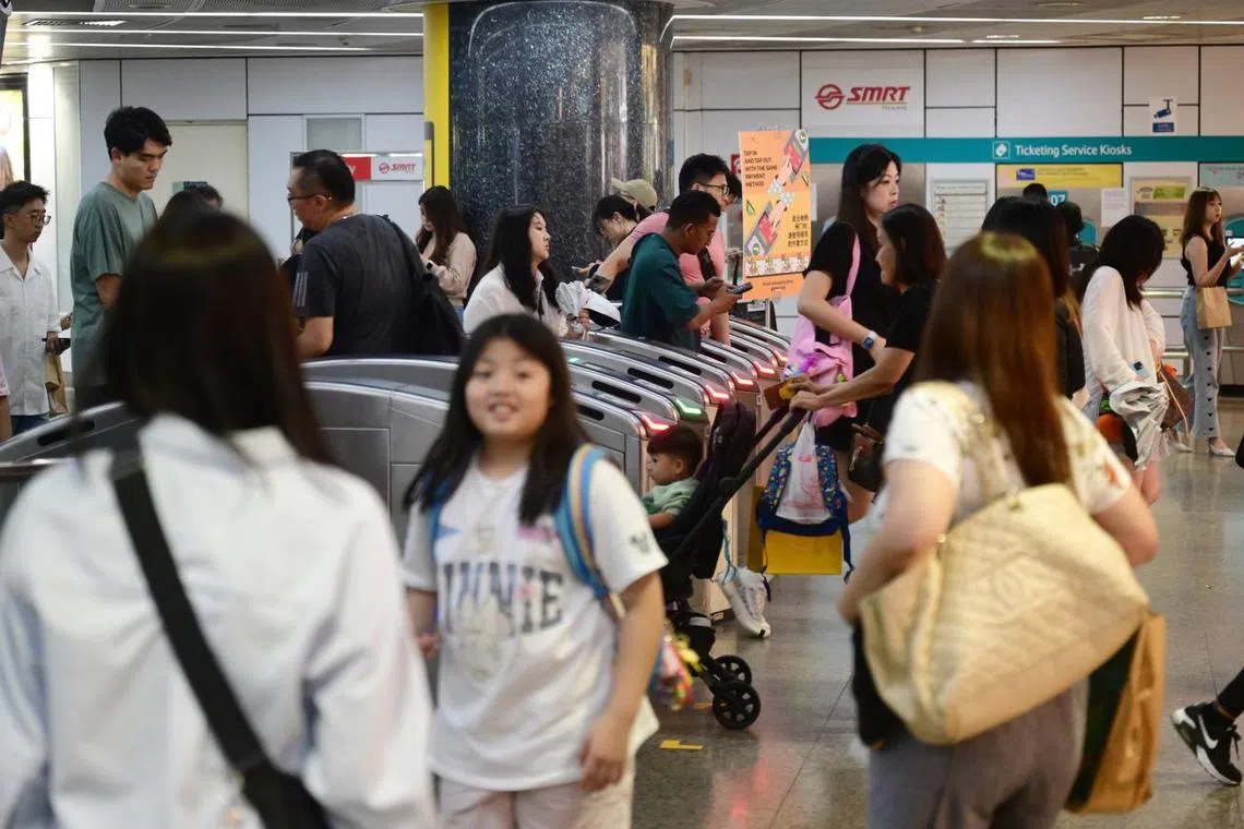 Stalled train on North-South Line removed, MRT services being ...
