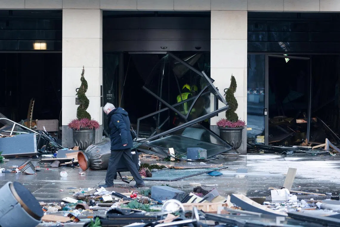 Massive 14m-high Berlin aquarium that had over 1,500 fish bursts, water ...