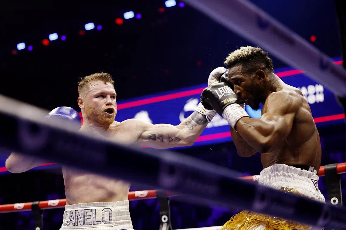 Boxing-Alvarez outpoints Scull to reclaim undisputed super middleweight ...