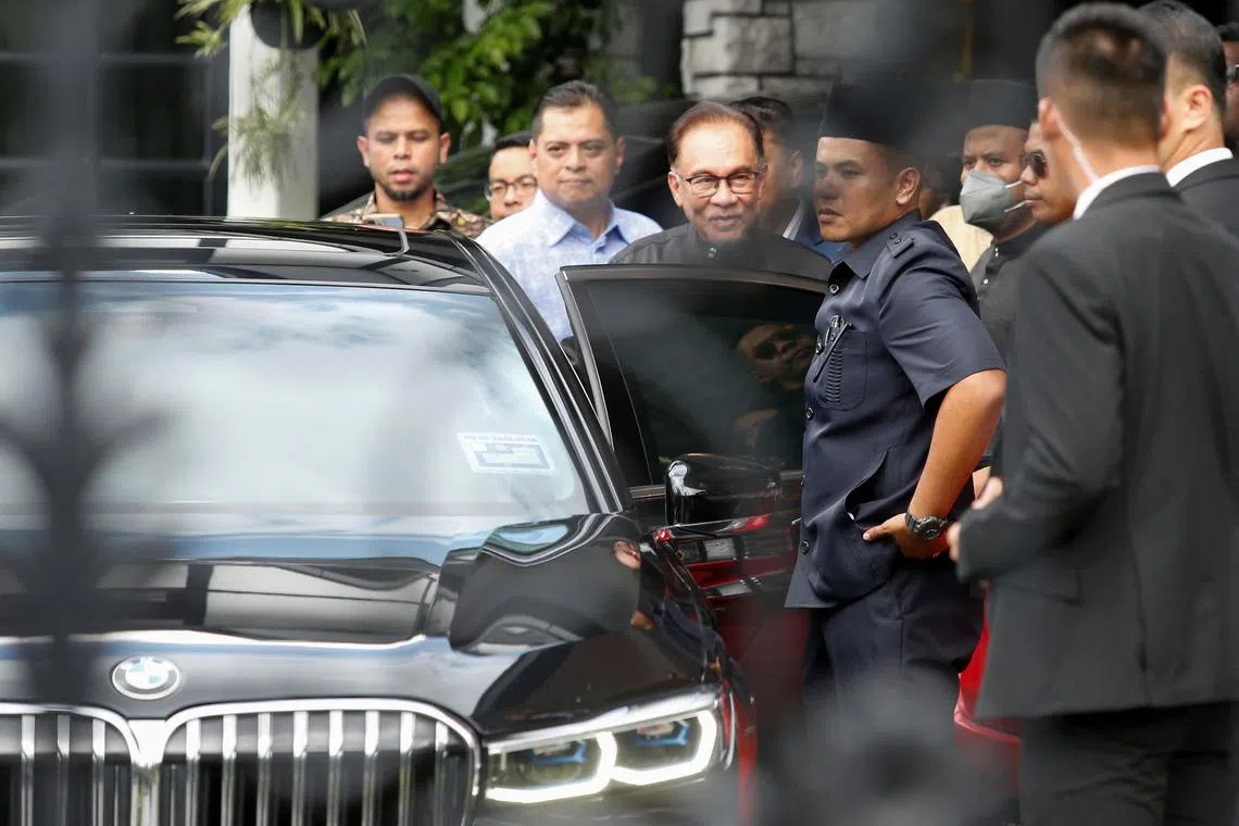Heavy police presence at Anwar’s house in Selangor | The Straits Times
