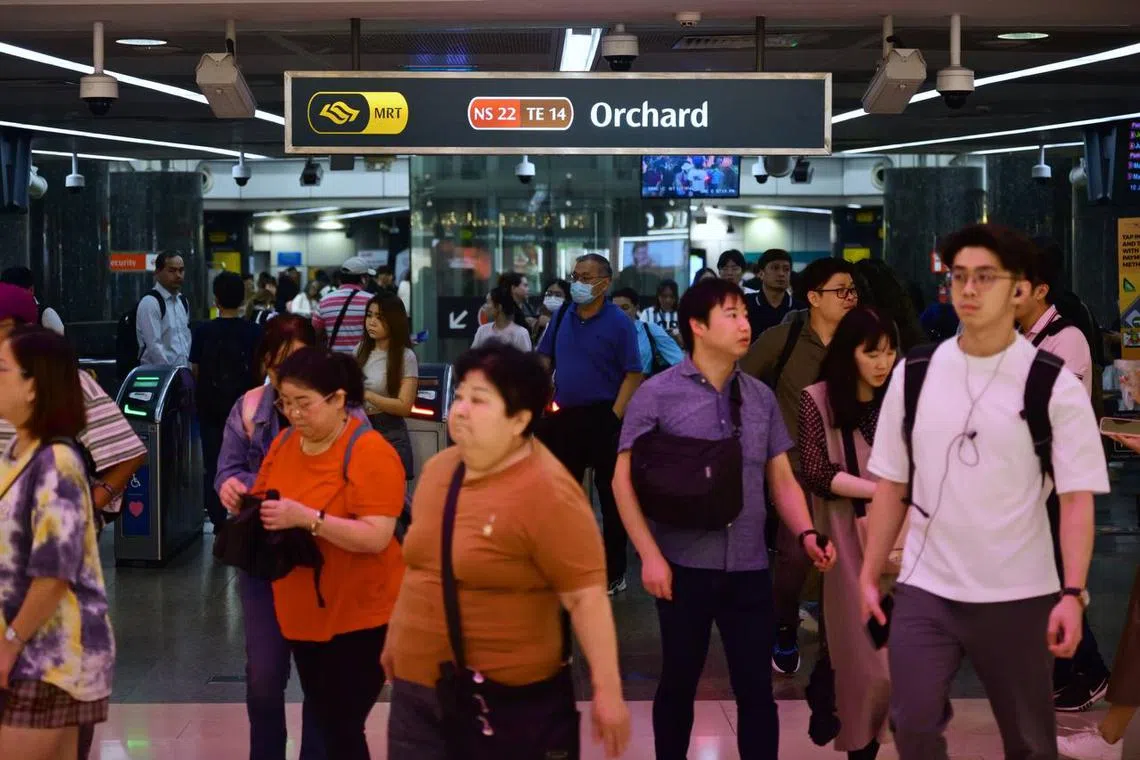 Stalled train on North-South Line removed, MRT services being ...