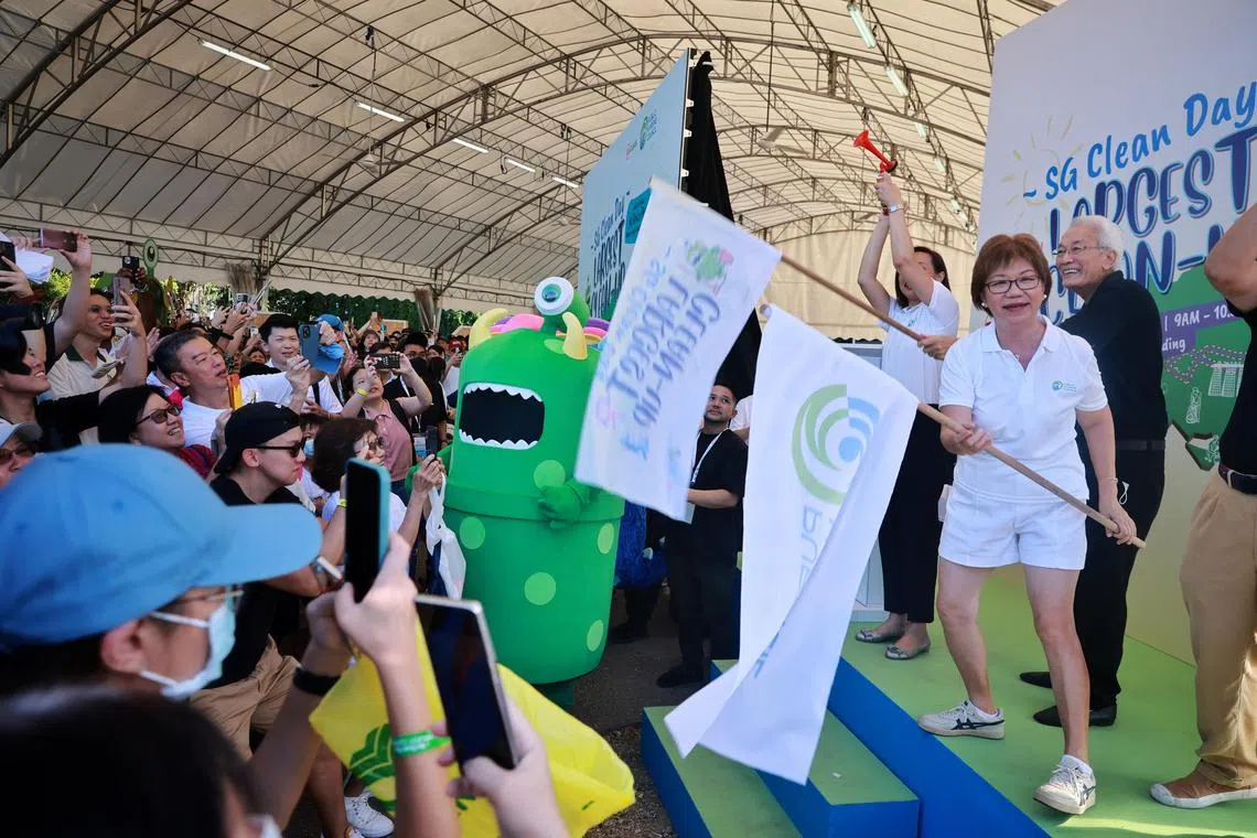 Record 4,383 volunteers turn up for SG Clean Day event at F1 Pit ...