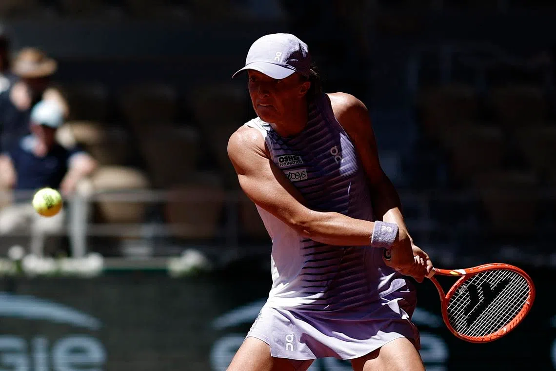 Erratic Swiatek reaches French Open round three | The Straits Times