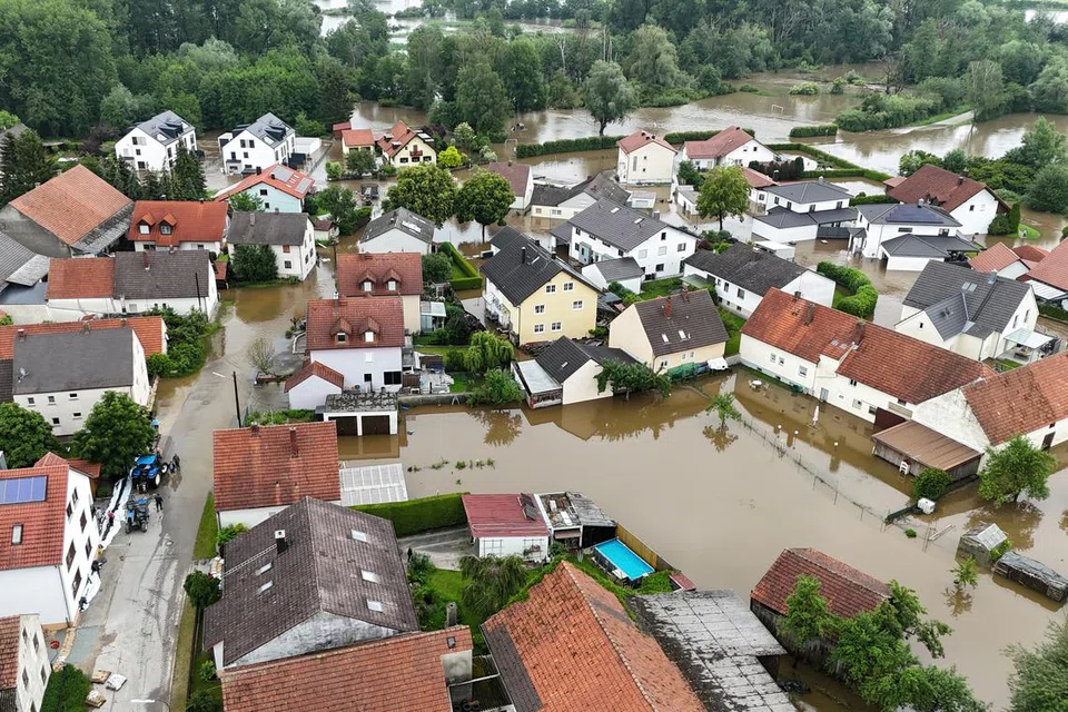 Rescue worker dies, several thousand evacuated in southern Germany ...