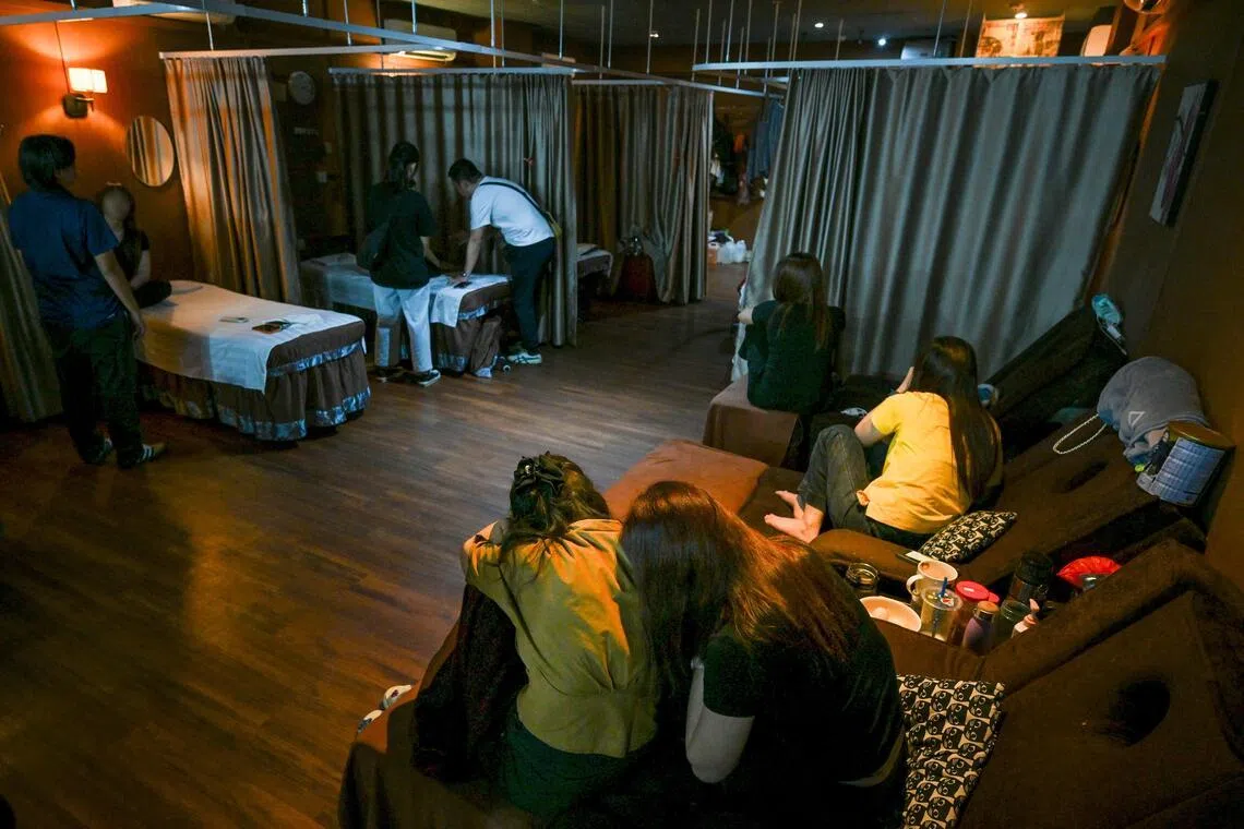 3 massage parlours raided in Boon Lay, Jurong West over alleged vice ...