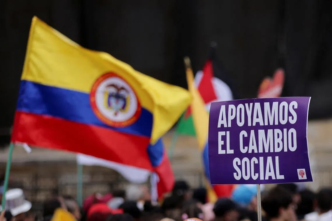 Tens of thousands of Colombians march in support of Petro's reforms ...