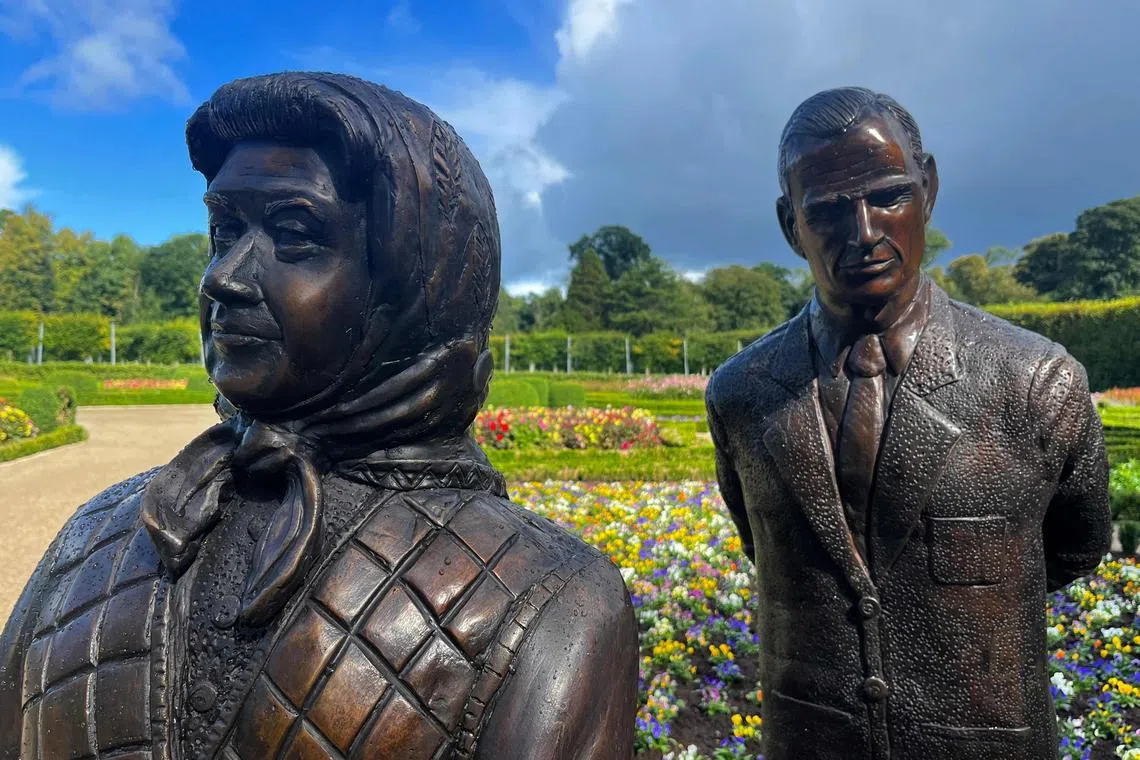 Queen Elizabeth II statue panned for looking like ‘old lady buying ...