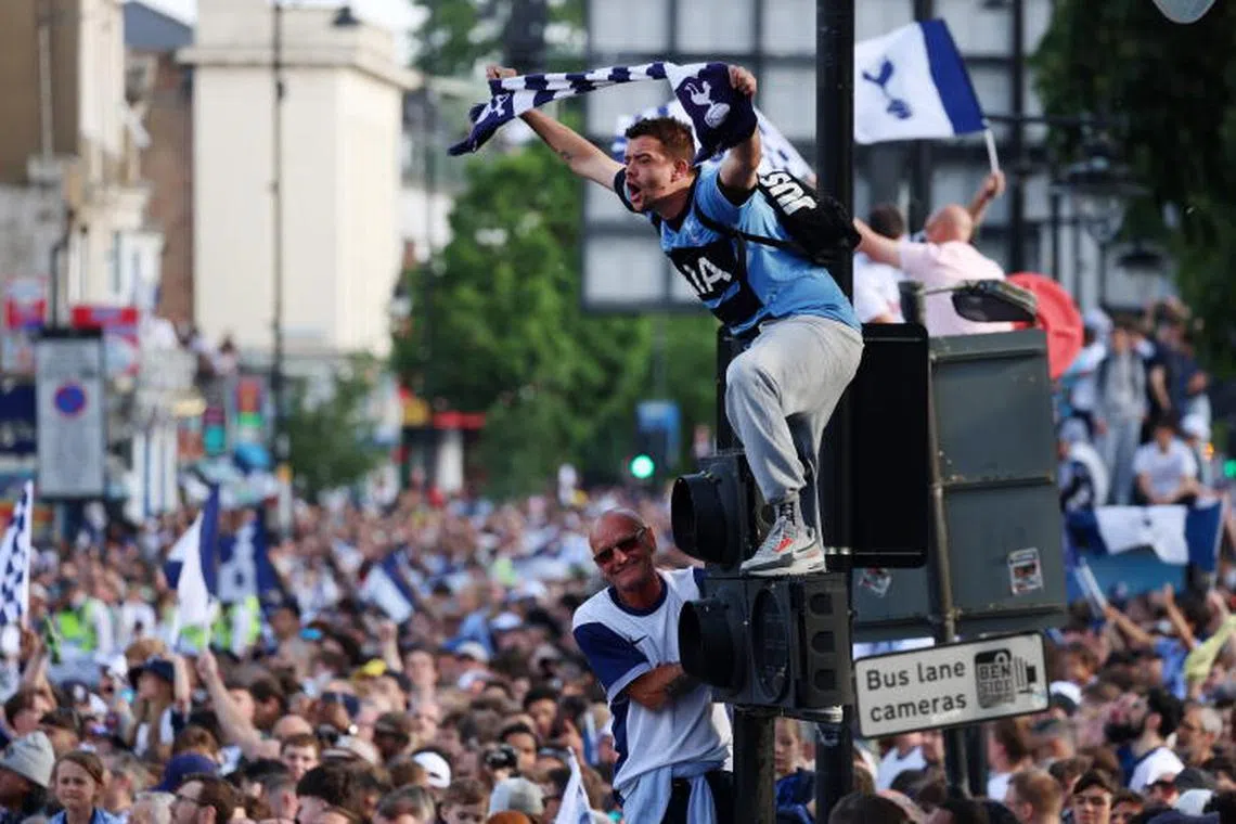 Thousands hail Tottenham Hotspur’s Europa League heroes in victory ...