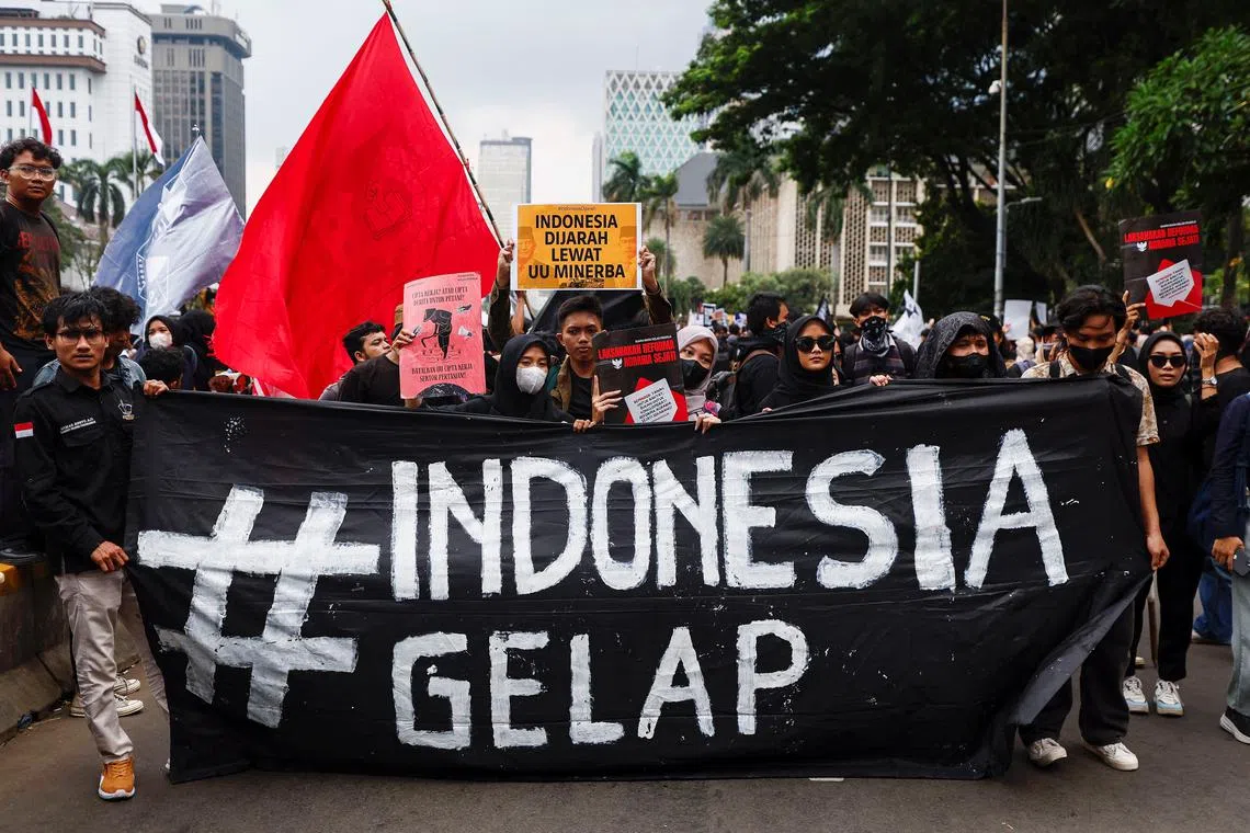 Protesters extend 'Dark Indonesia' rally against Prabowo's policies ...