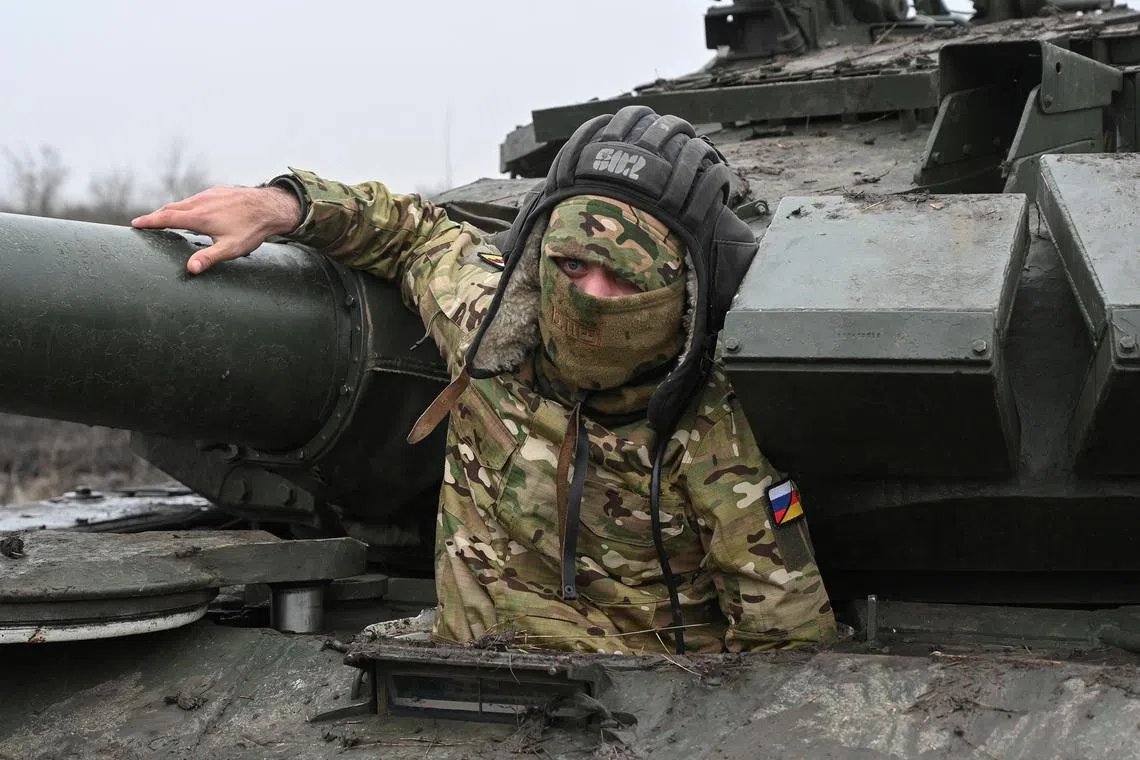 Heatwave tests Ukraine soldiers in Soviet-era tank | The Straits Times