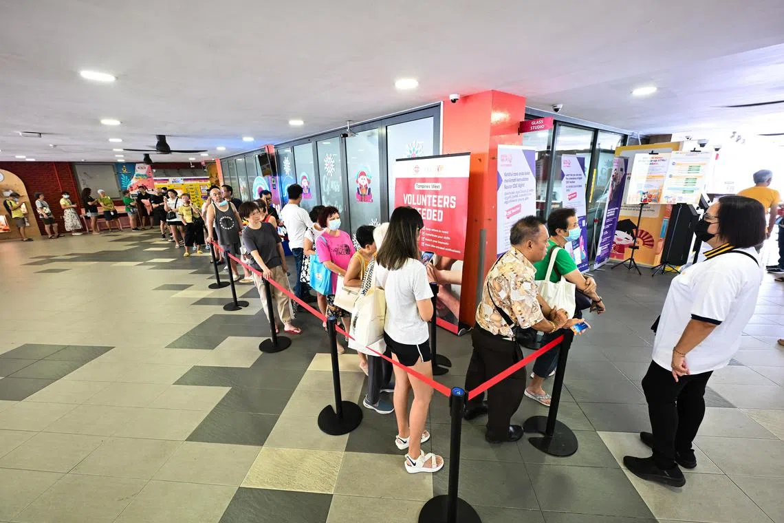 Snaking queues at ATMs on first day for withdrawal of hongbao notes ...