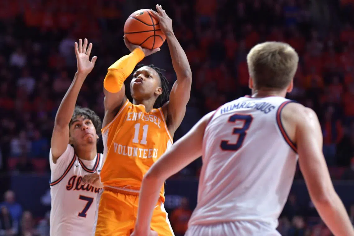 Top 25 roundup: No. 1 Tennessee pulls out buzzer-beating win vs ...