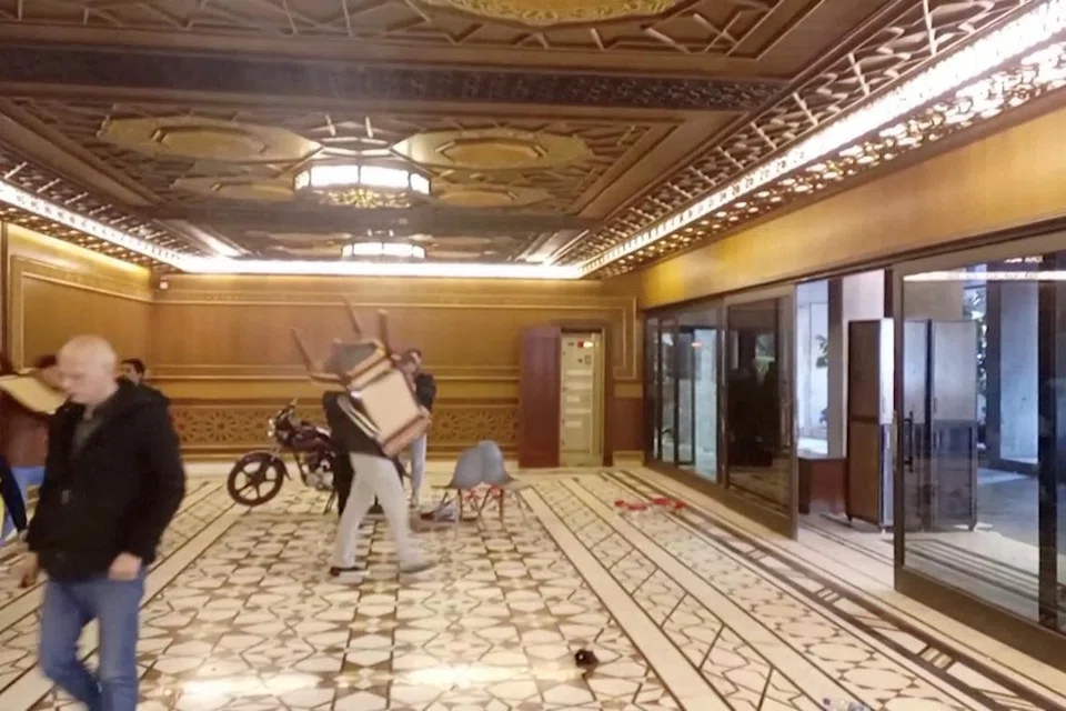 Syrians stroll through Assad's palaces, take furniture and ornaments ...